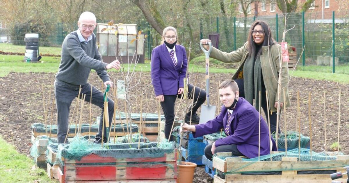 Moseley Park School ‘Wellbeing garden’ - Pat McFadden MP Wolverhampton ...